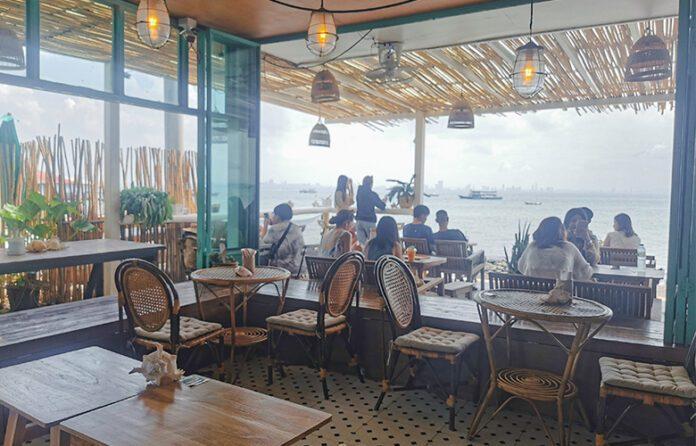 Fat Submarine Cafe นั่งฟังเสียงคลื่นริมทะเล เกาะล้าน