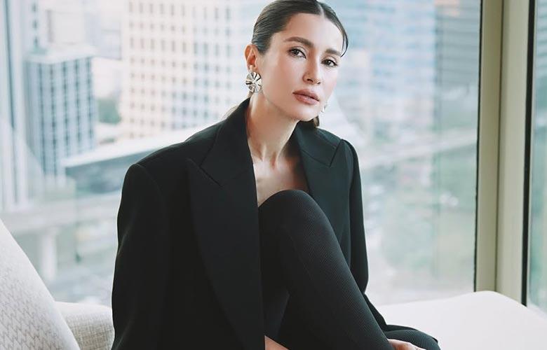 เก็บตกภาพสุดชิคของสองสาวคนดังกับรองเท้า Kate Max 100 : inzpy.com